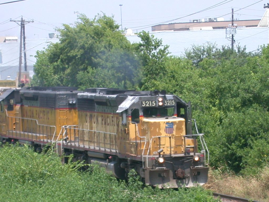 UP 3215 3Aug2004 SB approaching SNEED (Anderson Lane)
